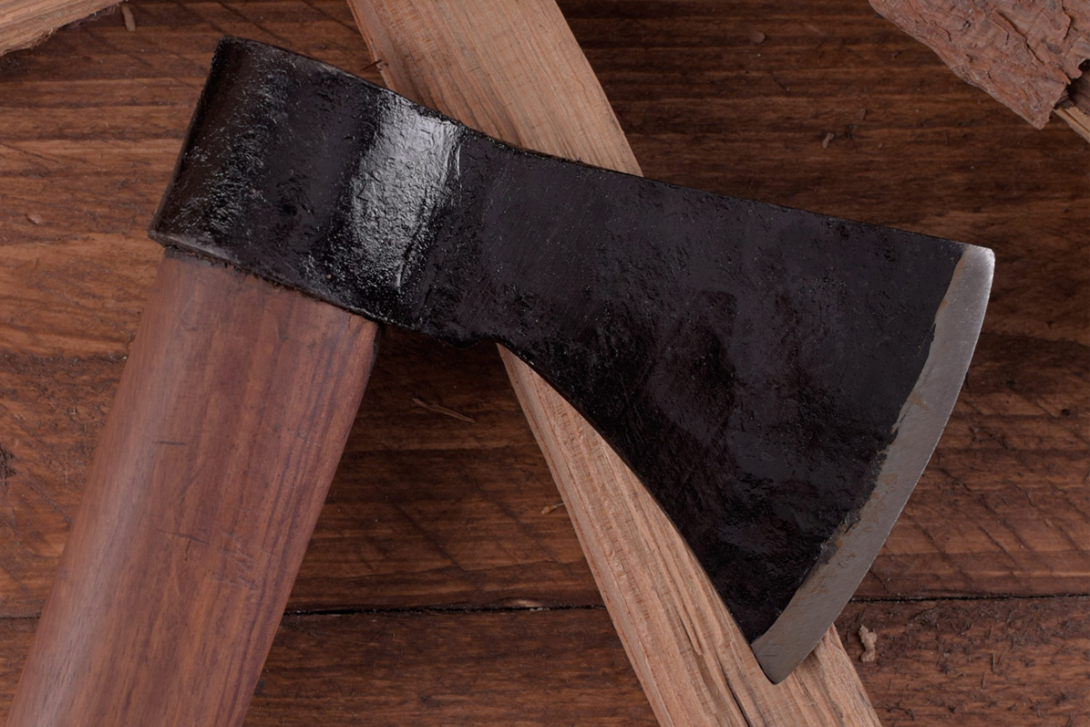 handgeschmiedete Wikingeraxt mit Rosenholzschaft. Günstig kaufen